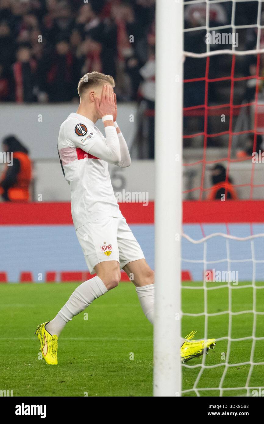 Chris Fuehrich (Stuttgart, #10) misses a scoring chance, frustration ...