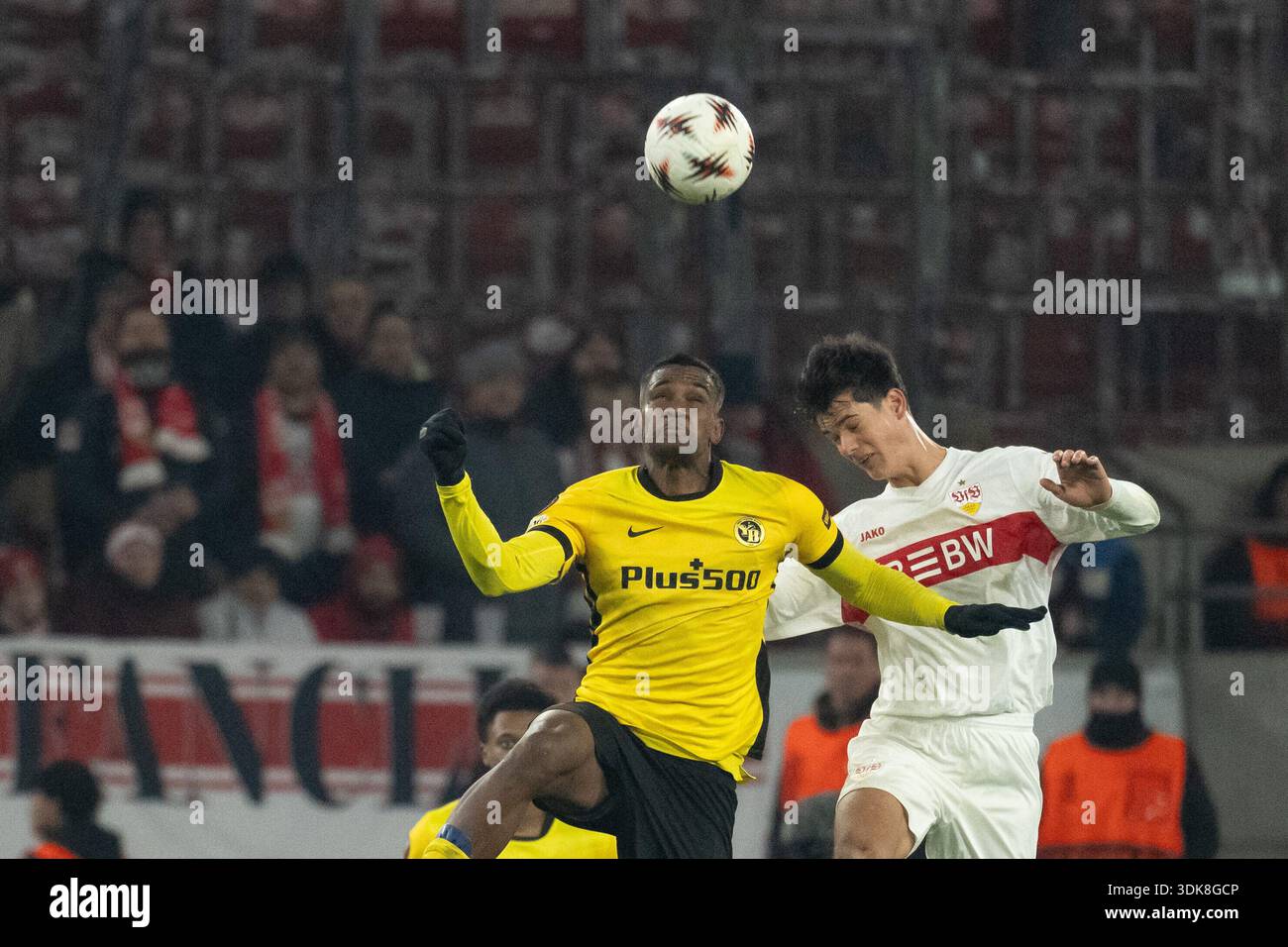 from left. in the header duel Edimilson Fernandes (BSC Young Boys Bern ...