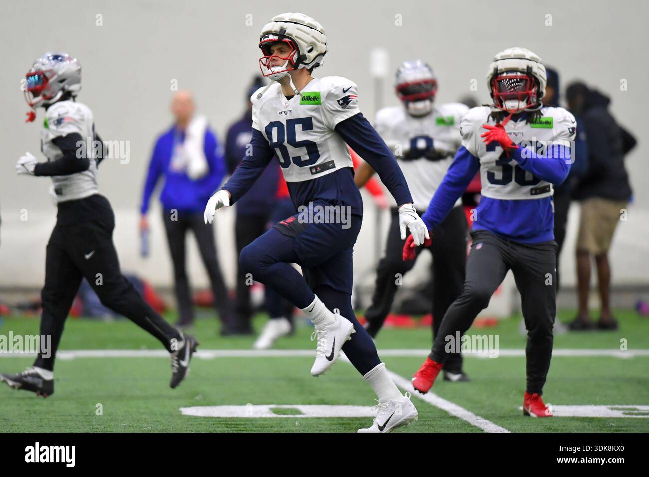 New England Patriots tight end Hunter Henry (85) warms up with ...