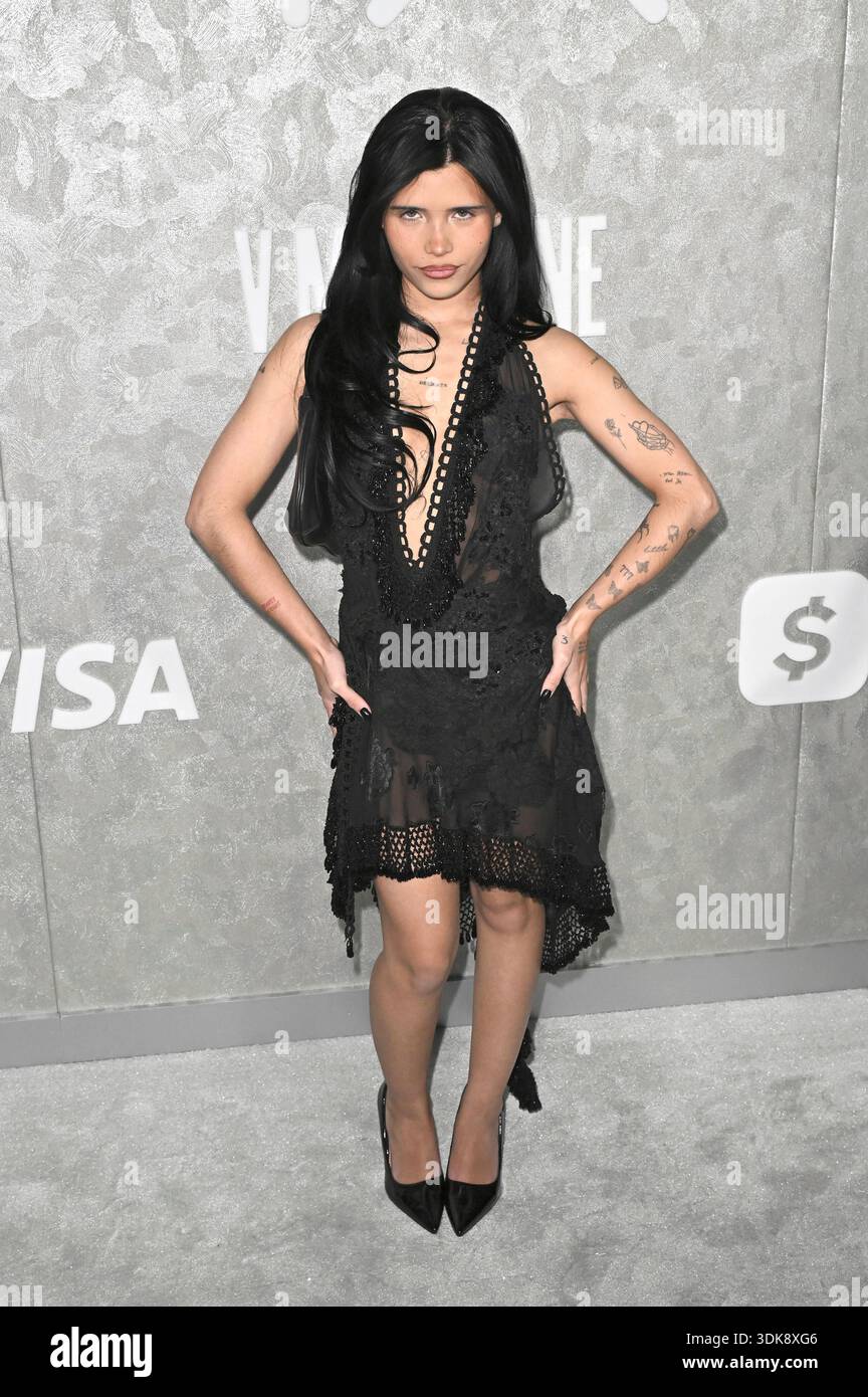 Nessa Barrett bei der Warner Music Group Grammy Awards Party am Sunset ...