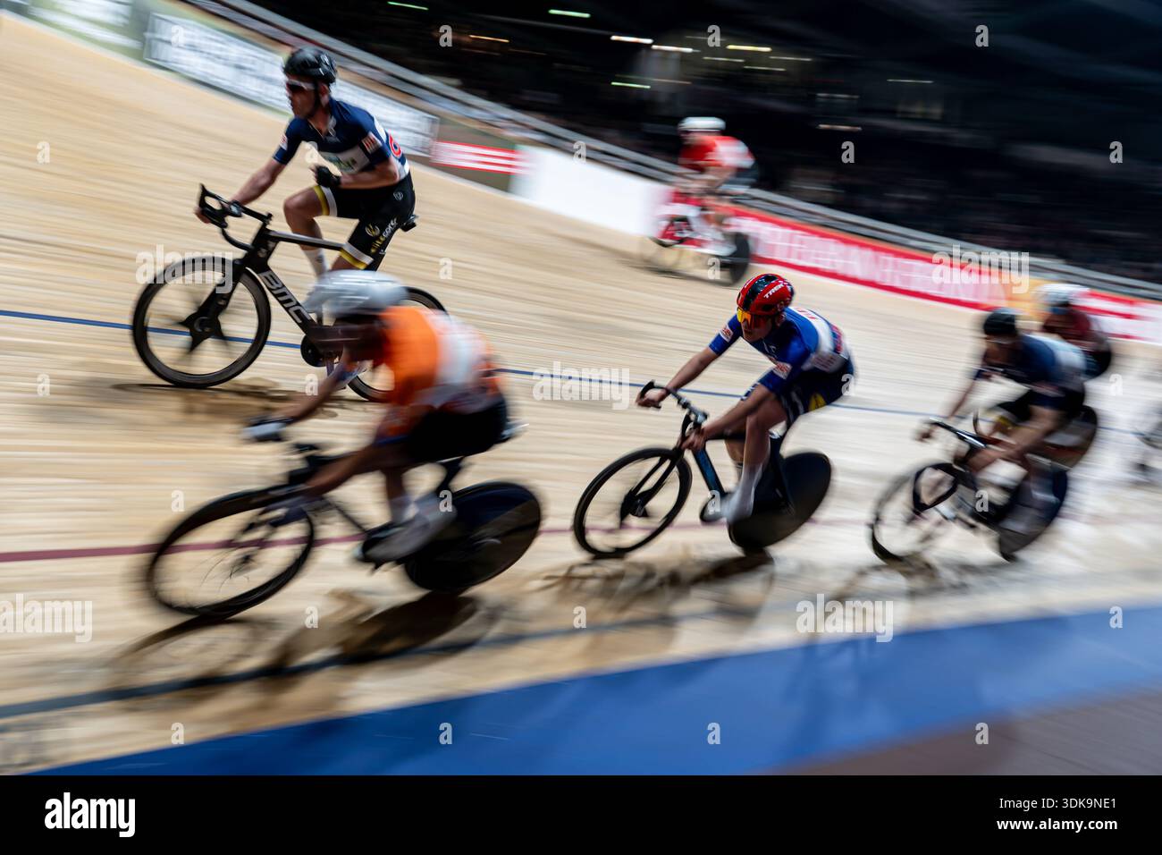 30 January 2026, Berlin: Cycling: Six-day race, Madison, endurance men ...