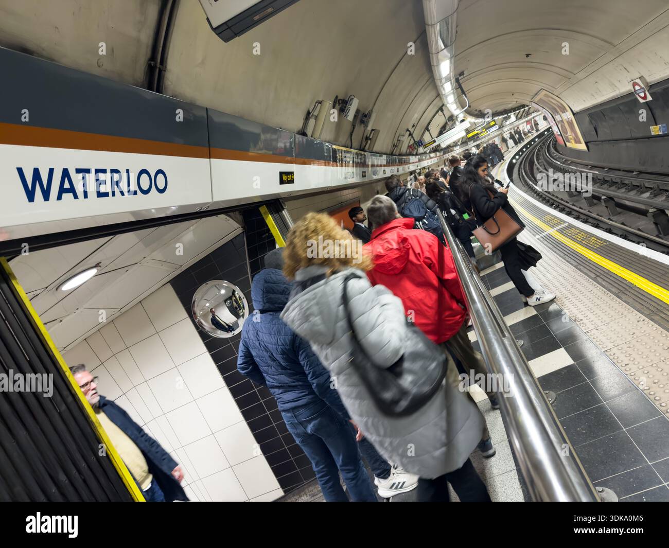 Traditional tfl waterloo roundel hi-res stock photography and images ...
