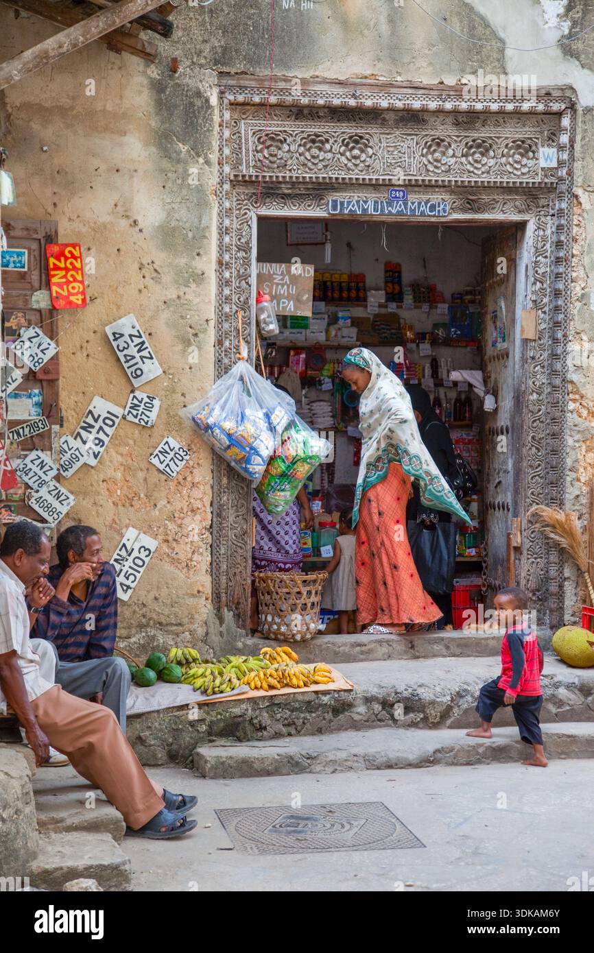 Clothing corner shop in hi-res stock photography and images - Alamy