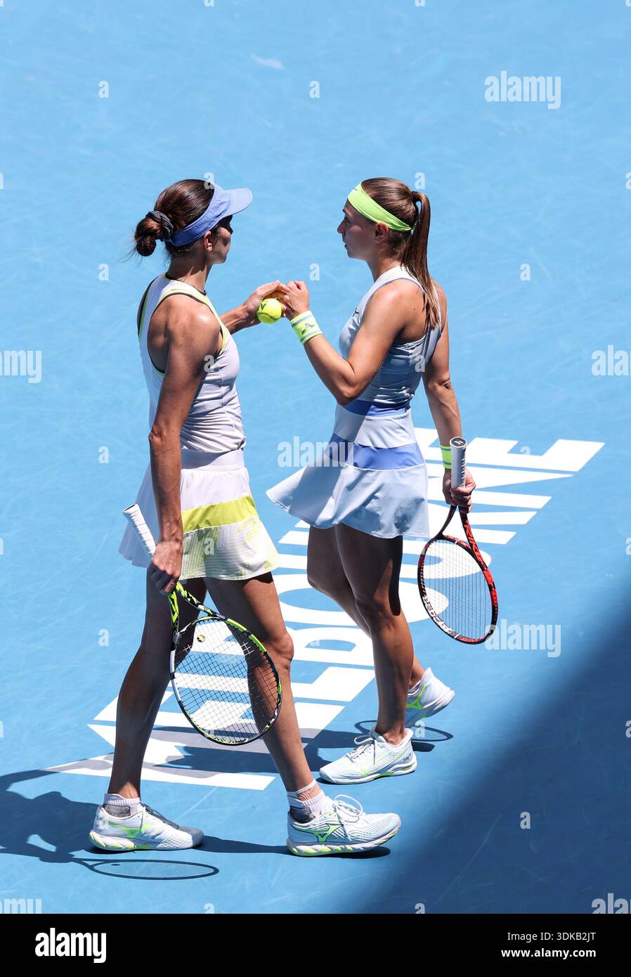(260131) -- MELBOURNE, Jan. 31, 2026 (Xinhua) -- Anna Danilina (L ...