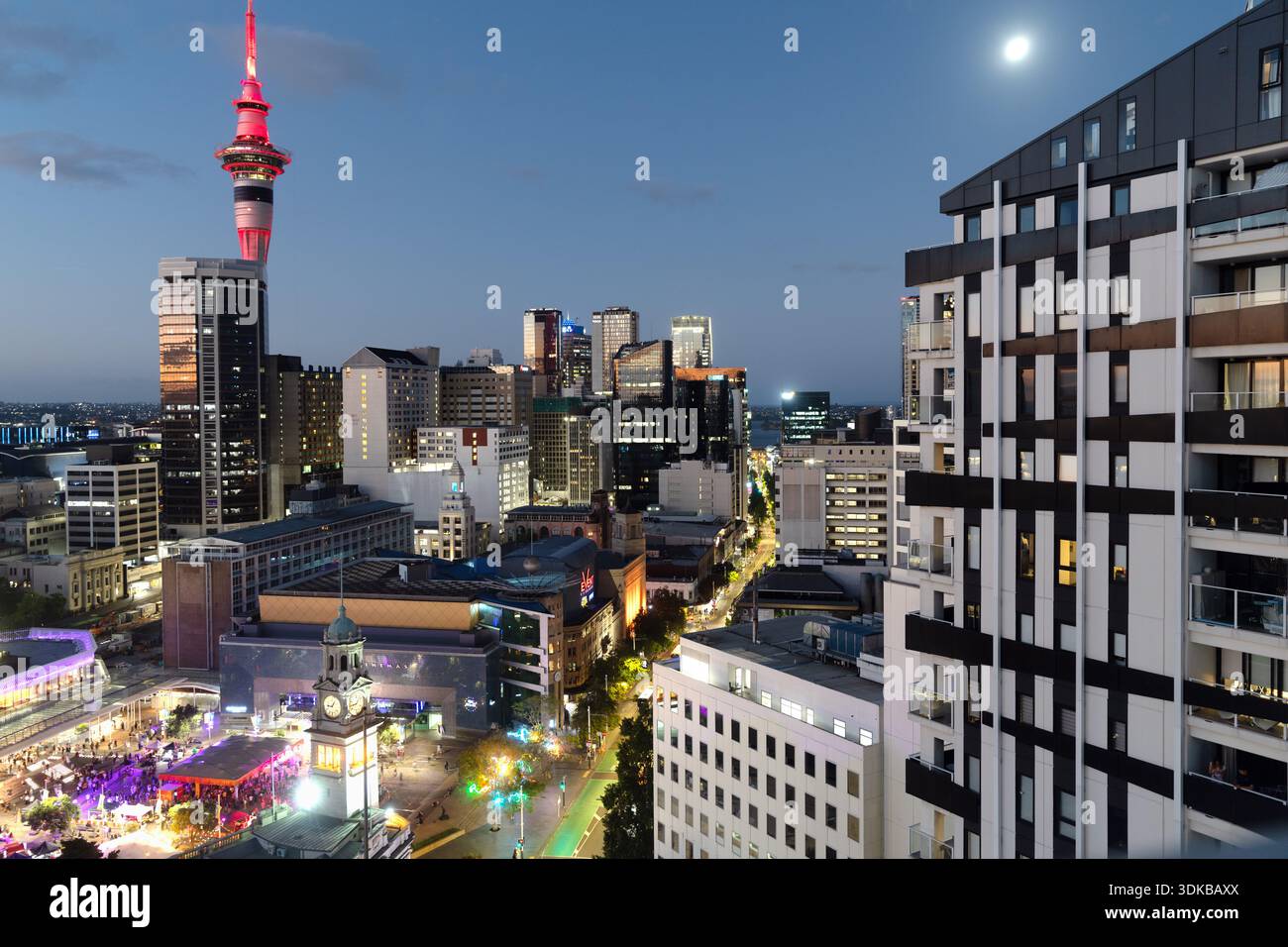 Dusk view of Auckland city centre skyline with Sky Tower and ...
