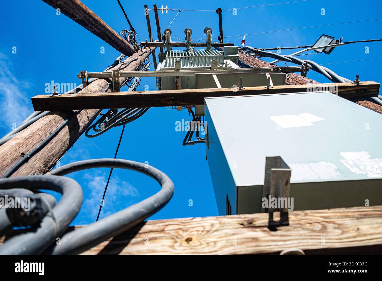 Ueberlandstromleitung in Nea Artaki auf der Insel Euboea am 30. Januar ...