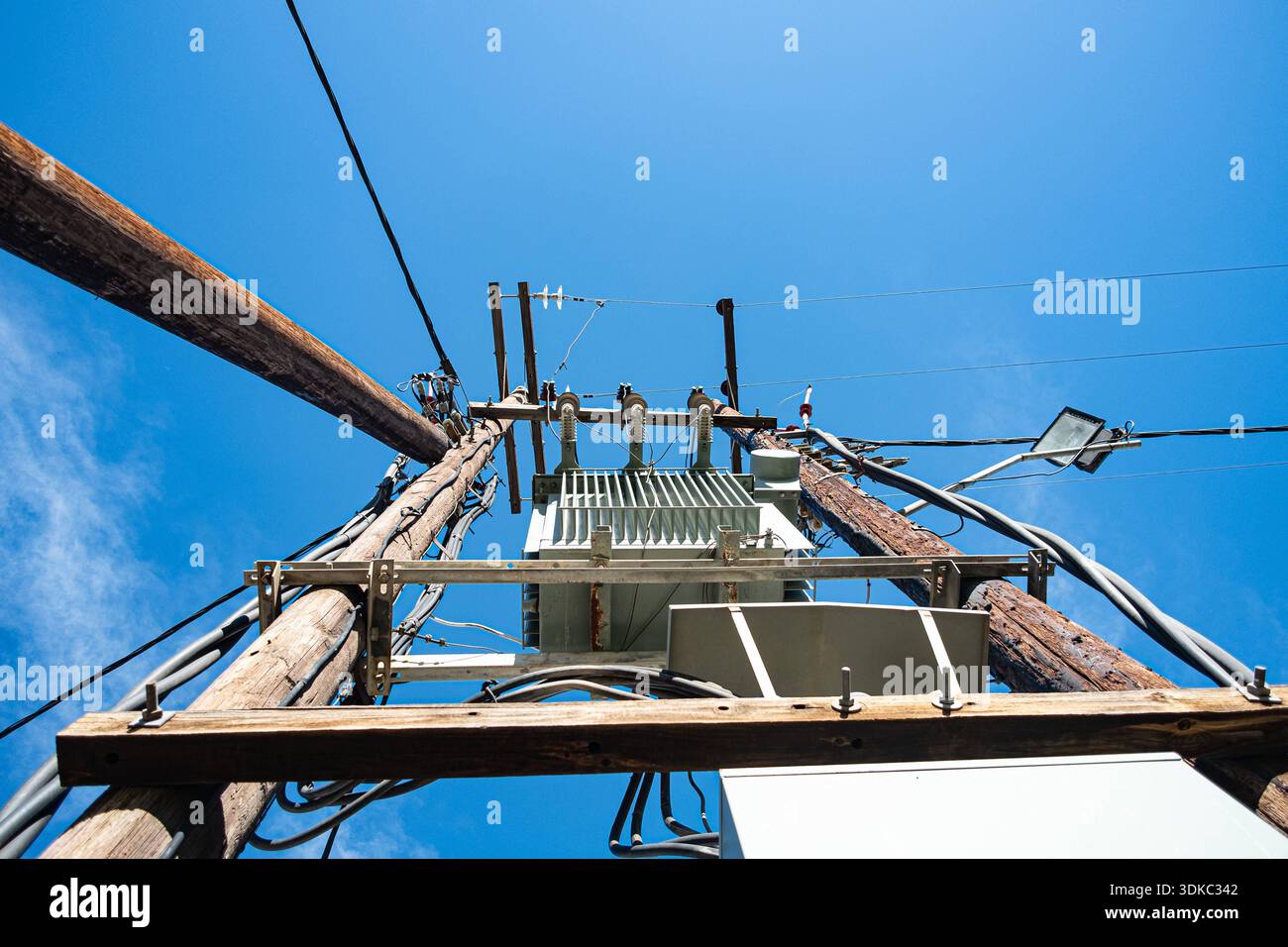 Ueberlandstromleitung in Nea Artaki auf der Insel Euboea am 30. Januar ...