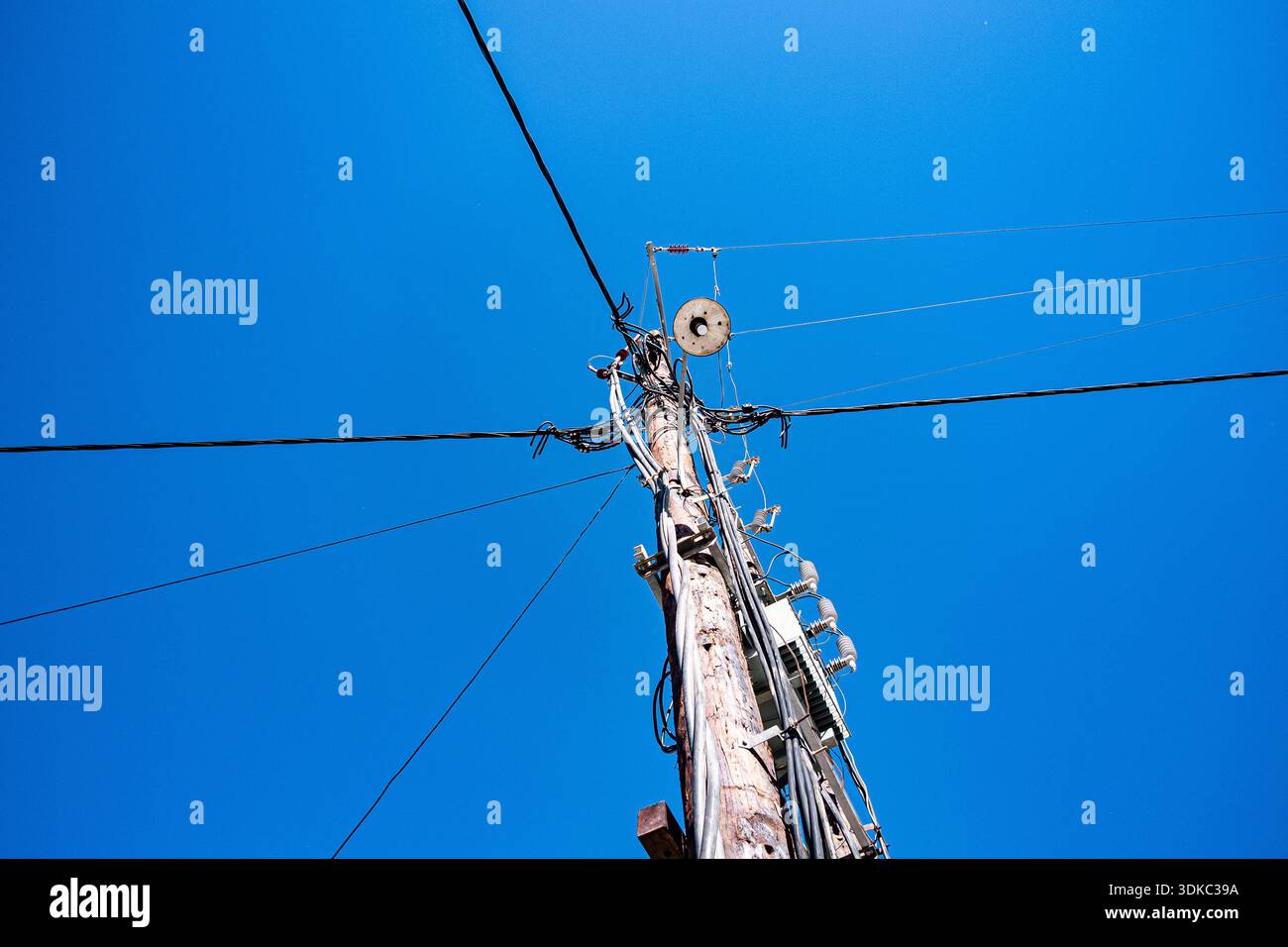 Ueberlandstromleitung in Nea Artaki auf der Insel Euboea am 30. Januar ...