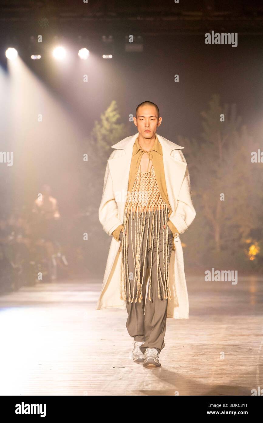 Model auf dem Laufsteg Catwalk bei Danny Reinke auf der Berlin Fashion ...