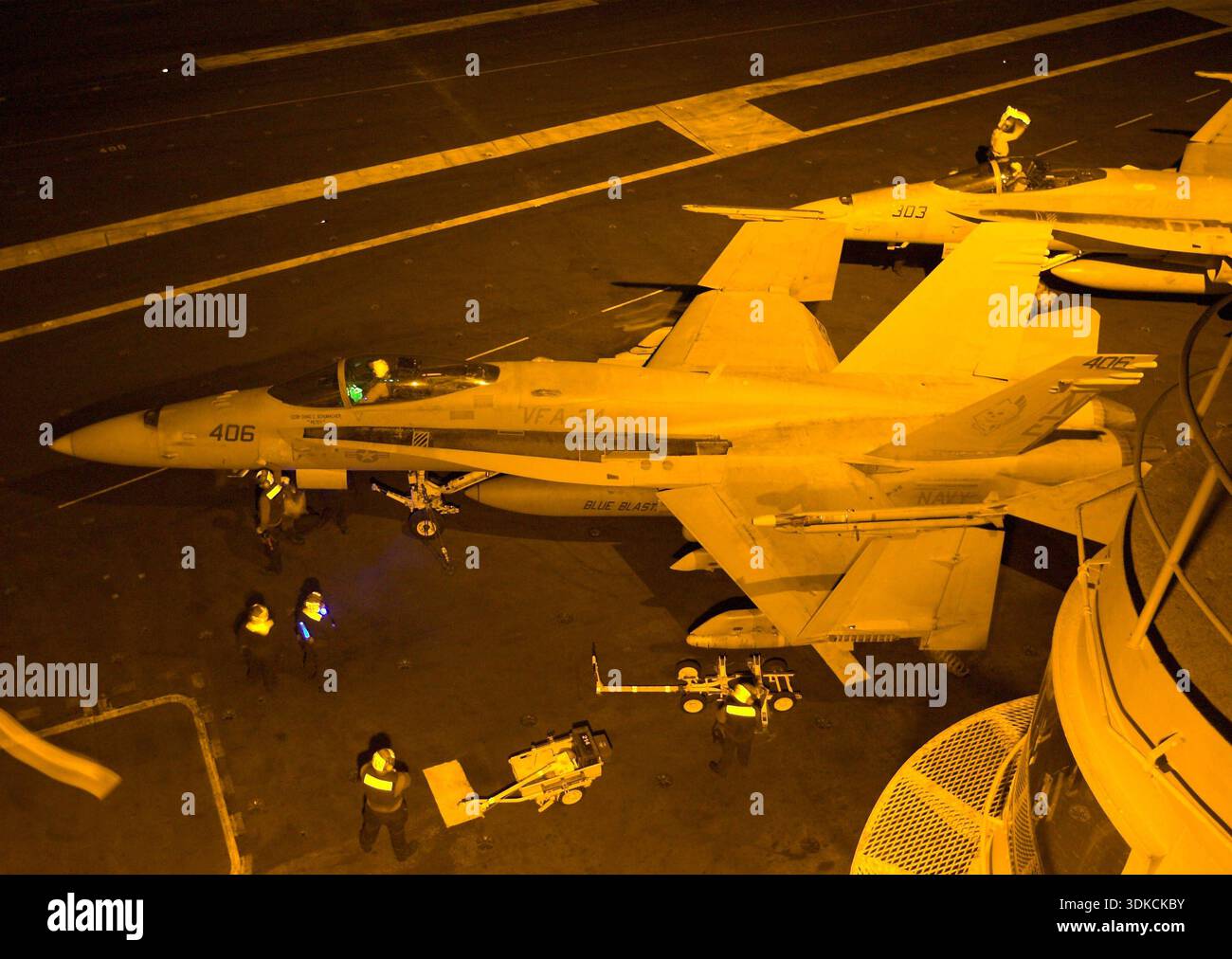 Kampfflugzeuge F-18C Hornet bereiten sich an Bord des US ...