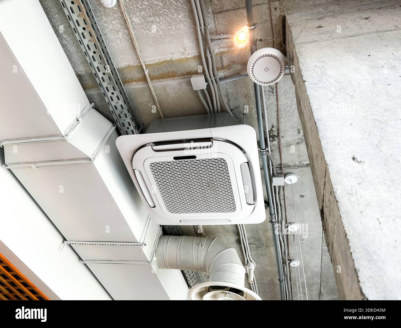 Exposed ceiling and ductwork hi-res stock photography and images - Alamy