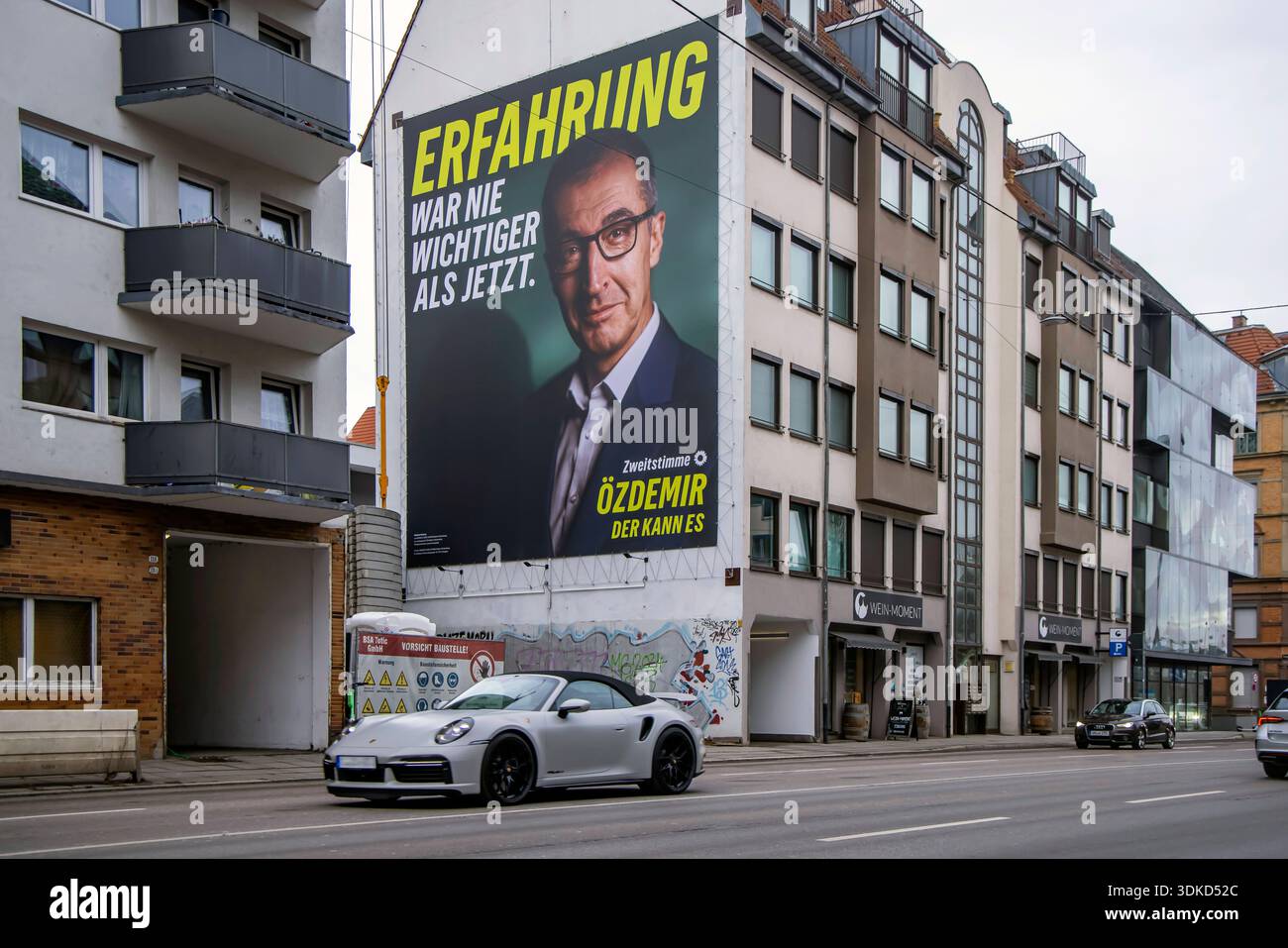 Megaplakat an einem Hausgiebel. Cem Özdemir, Spitzenkandidat der Partei ...