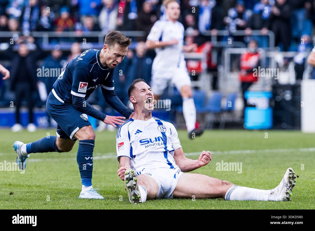 Tackle Felix Passlack (VfL Bochum, 15), Nikola Katic (Schalke 04, 25 ...