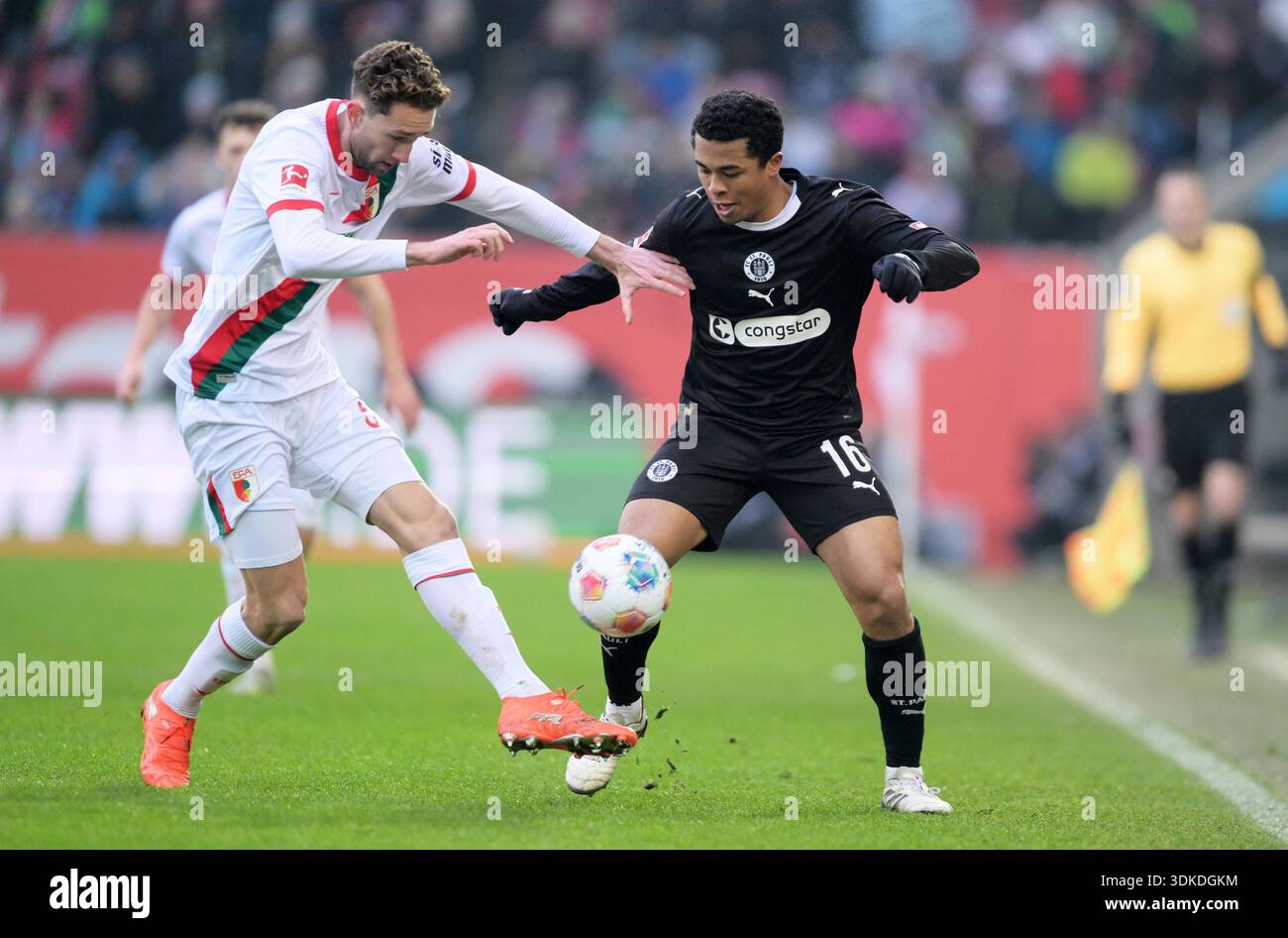 from left: Arthur Chavas, Joel Chima Fujita (St. Pauli) FC Augsburg ...