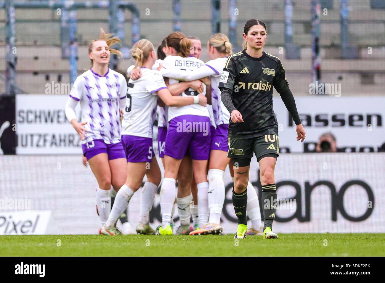 Essen players celebrating the goal of Ramona Maier (9) of SGS Essen (2 ...