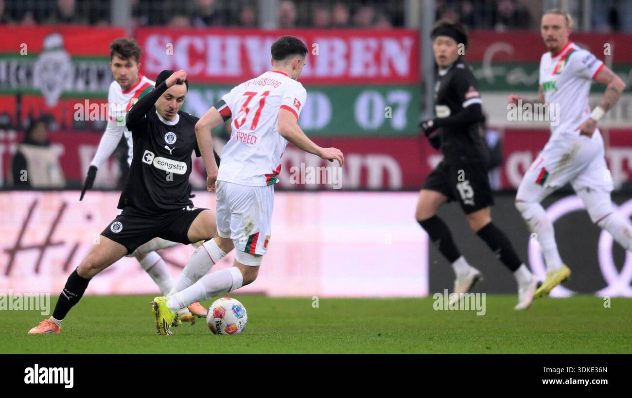 l. Manolis Saliakas, Keven Schlotterbeck (FC Augsburg) FC Augsburg ...