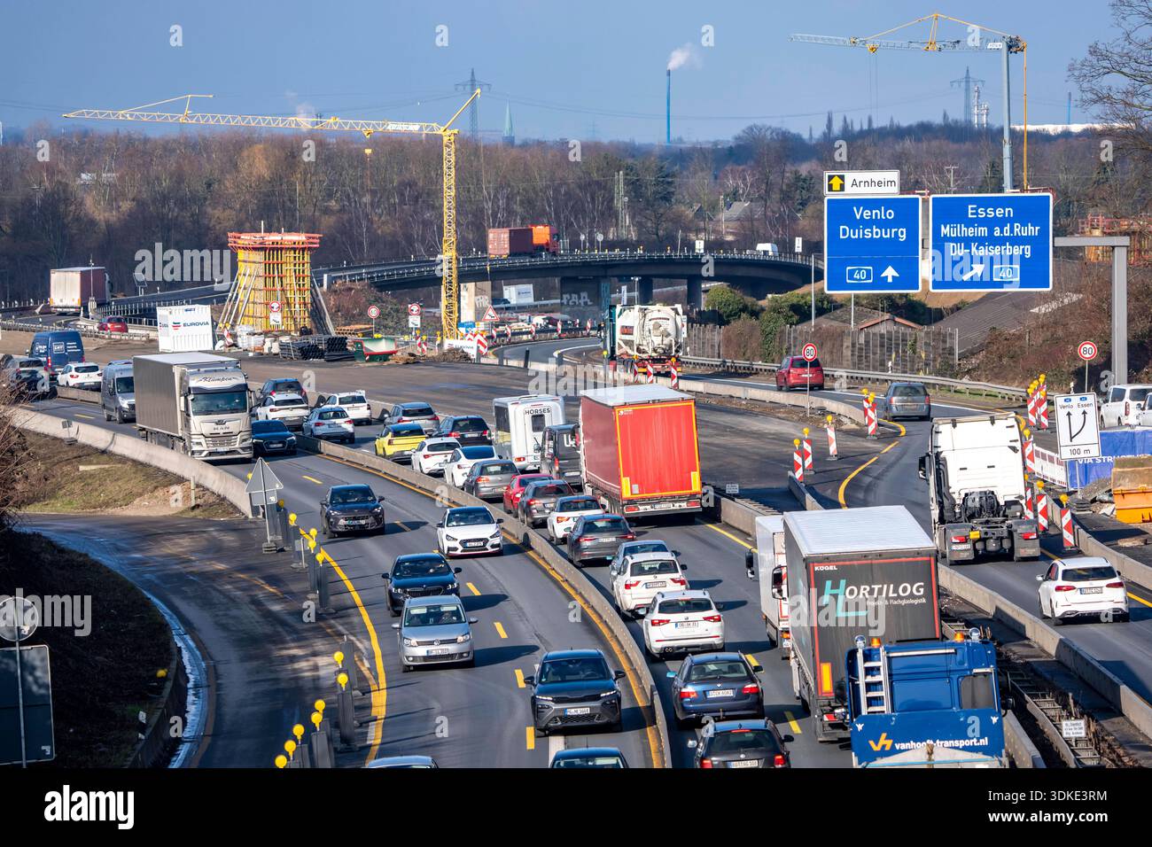 Autobahn A3 im Autobahnkreuz Duisburg-Kaiserberg, verengte Fahrstreifen ...