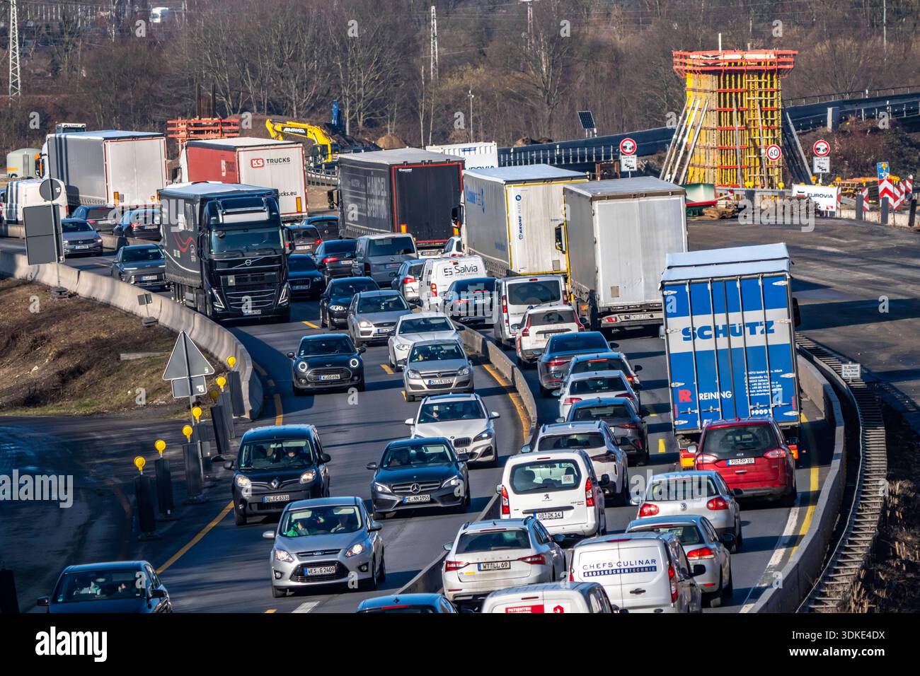 Autobahn A3 im Autobahnkreuz Duisburg-Kaiserberg, verengte Fahrstreifen ...