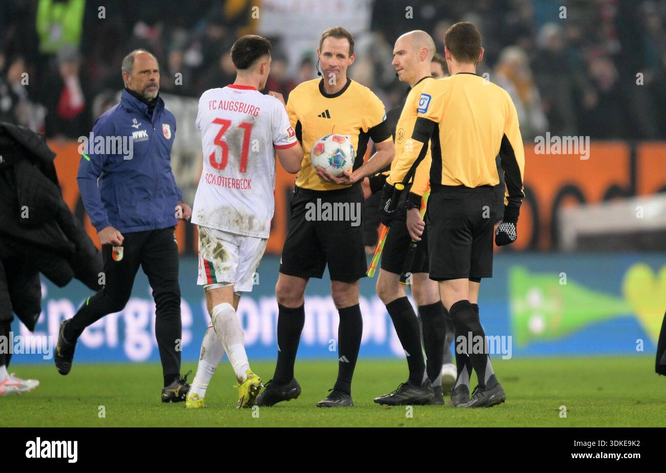 From left: Keven Schlotterbeck (FC Augsburg), referee Sascha Stegemann ...