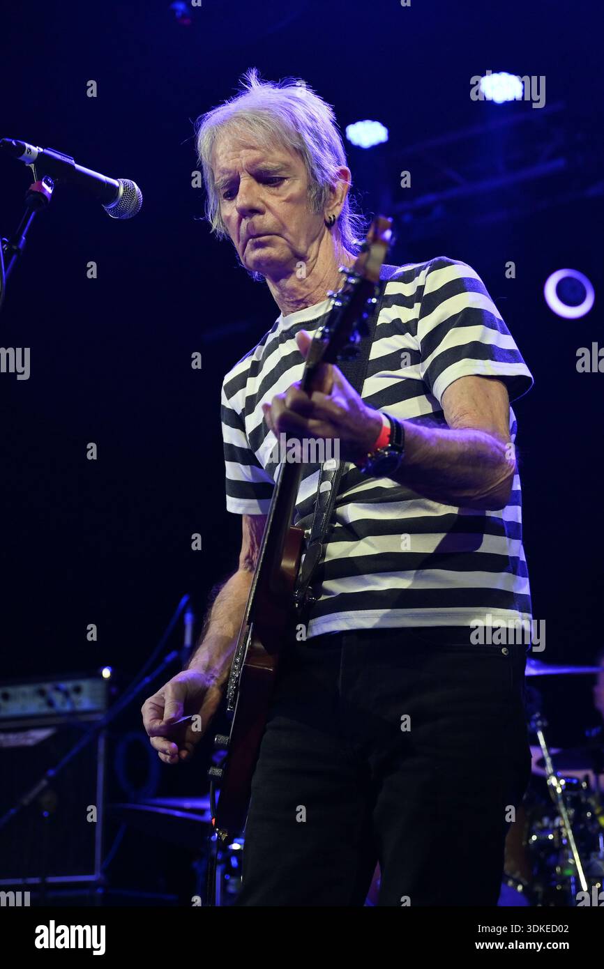 LONDON, ENGLAND - JANUARY 30: David Fenton of ‘The Vapors’ performing ...