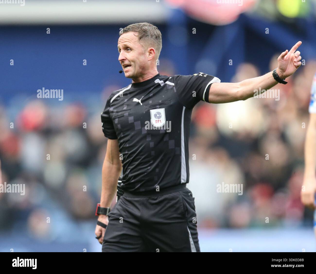 referee David Webb during the Sky Bet Championship match Sheffield ...