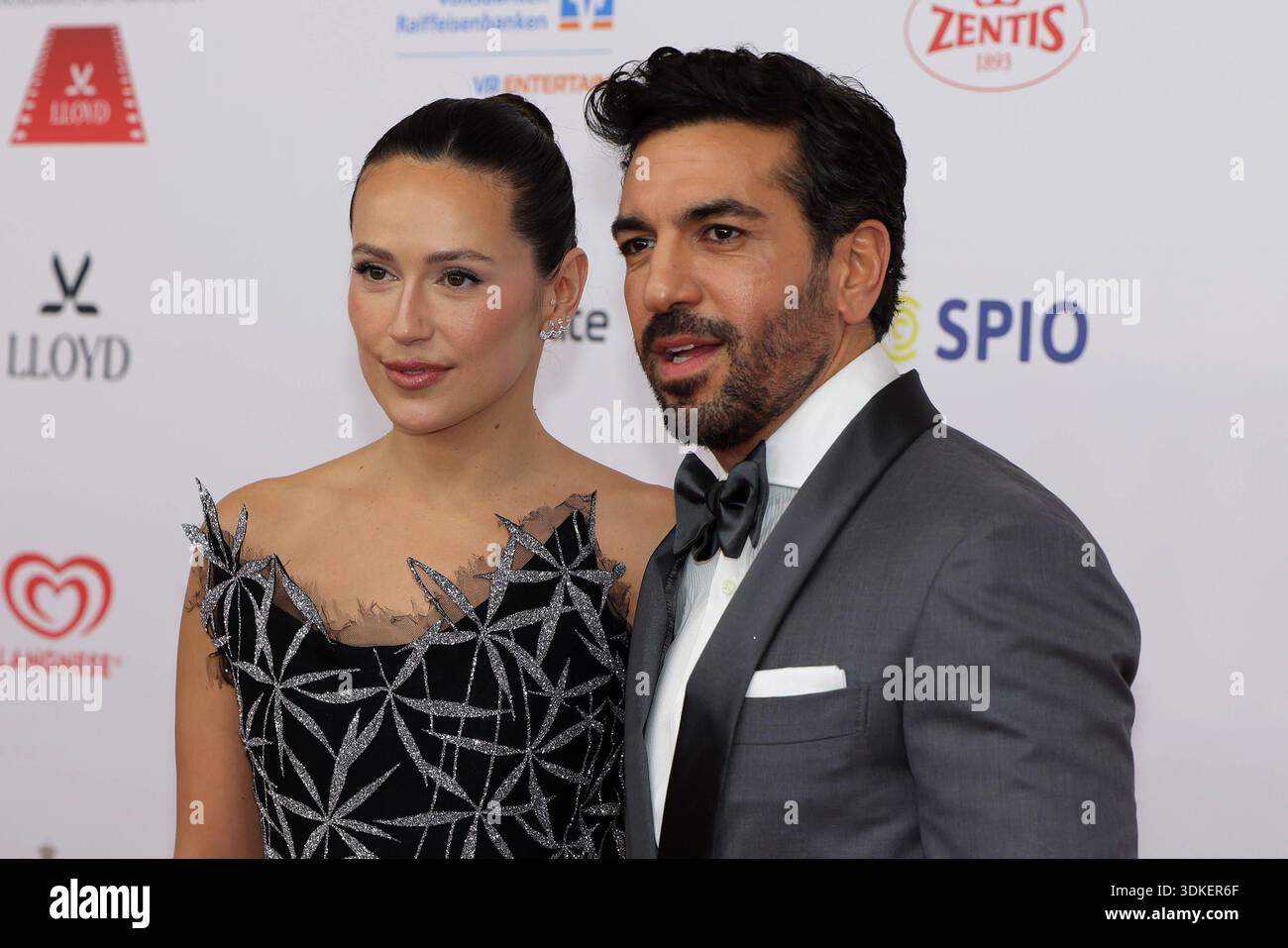 Deutscher Filmball 2026 Elyas MBarek mit Ehefrau Jessica Mbarek auf dem ...