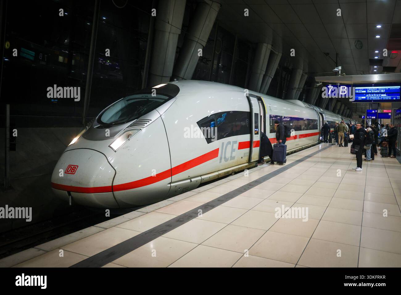 Elegantes Frankfurt Prag Zug Bildernull