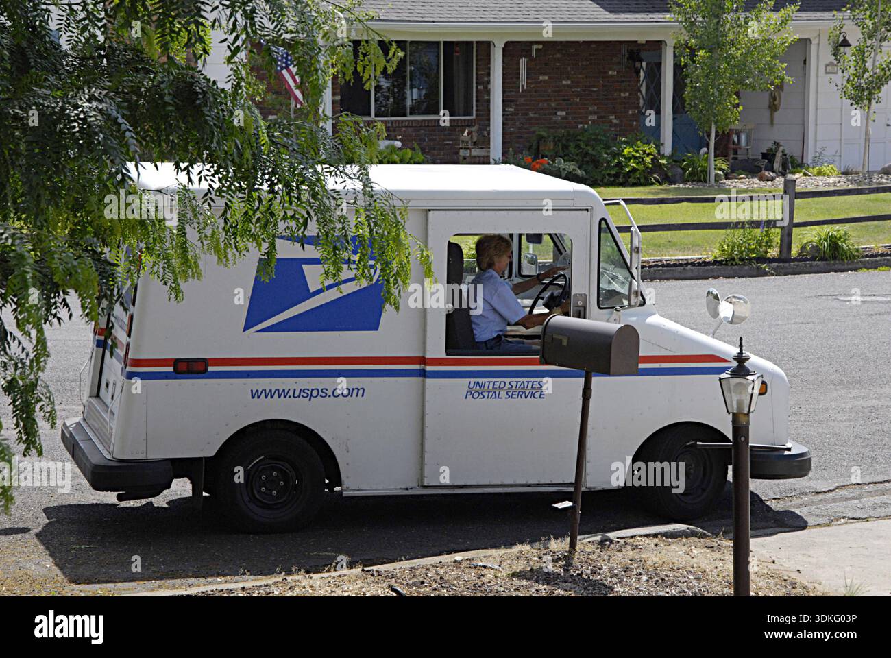 LEWISTON/IDAHO /USA- Femlar worker with united states postal service ...