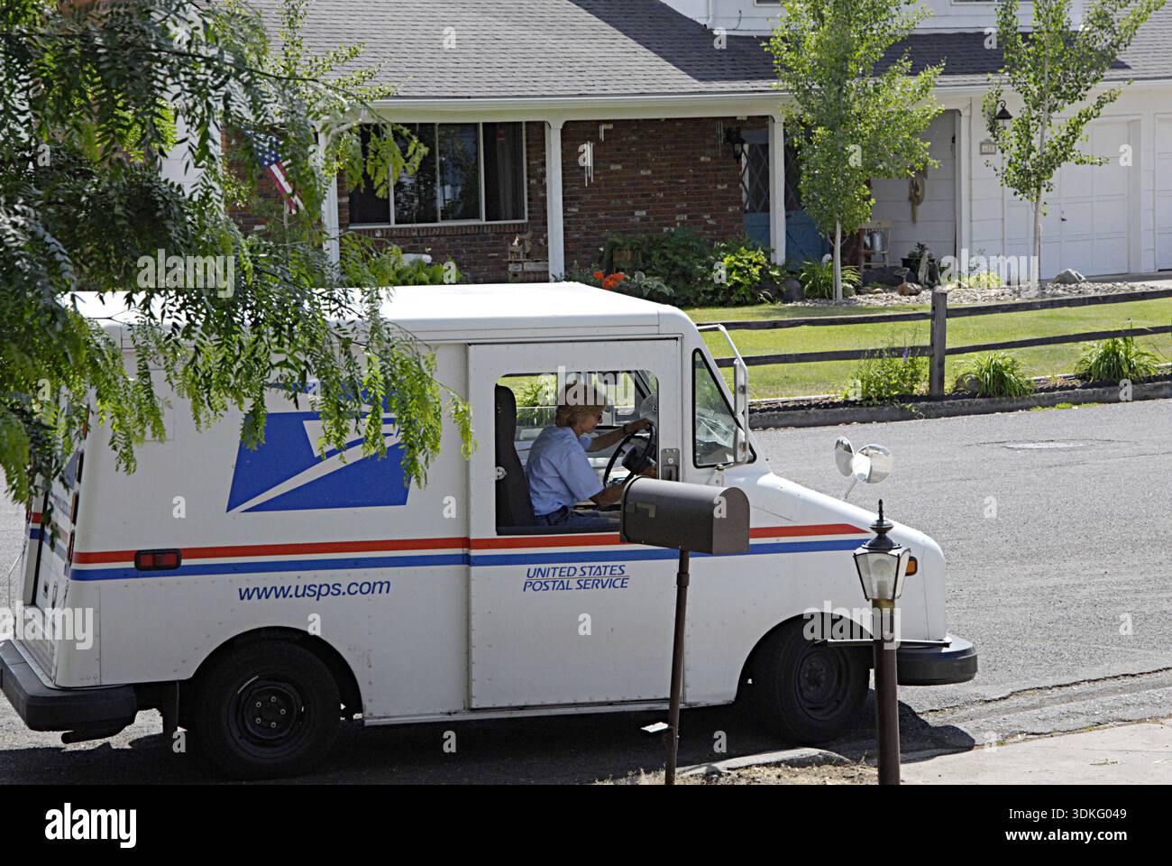 LEWISTON/IDAHO /USA- Femlar worker with united states postal service ...