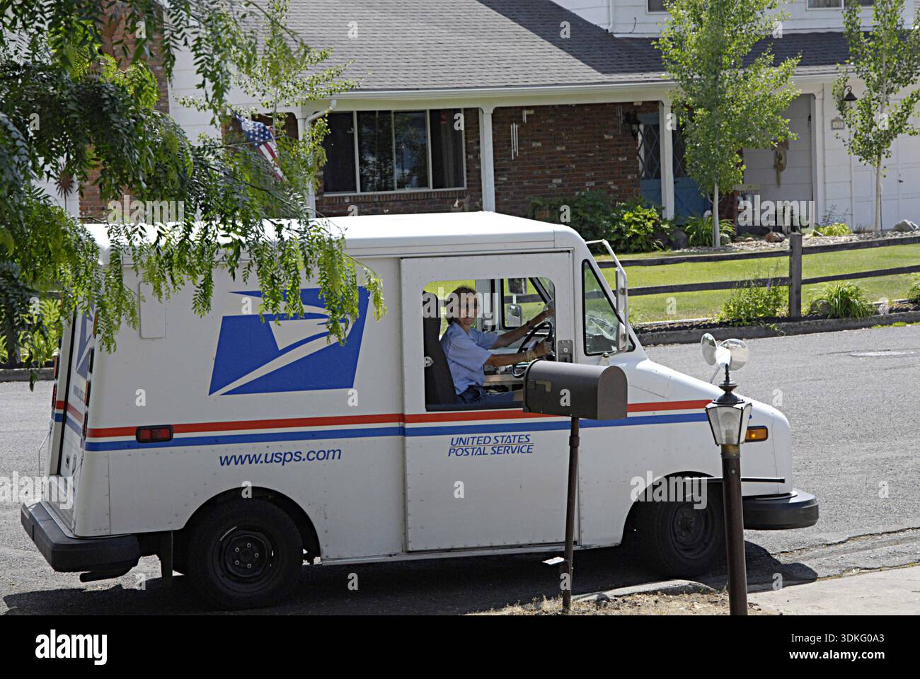 LEWISTON/IDAHO /USA- Femlar worker with united states postal service ...
