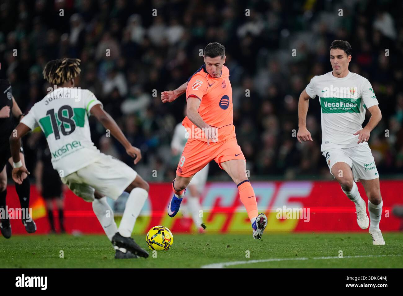 Barcelona's Robert Lewandowski, center, -bq- with Elche's John Donald ...