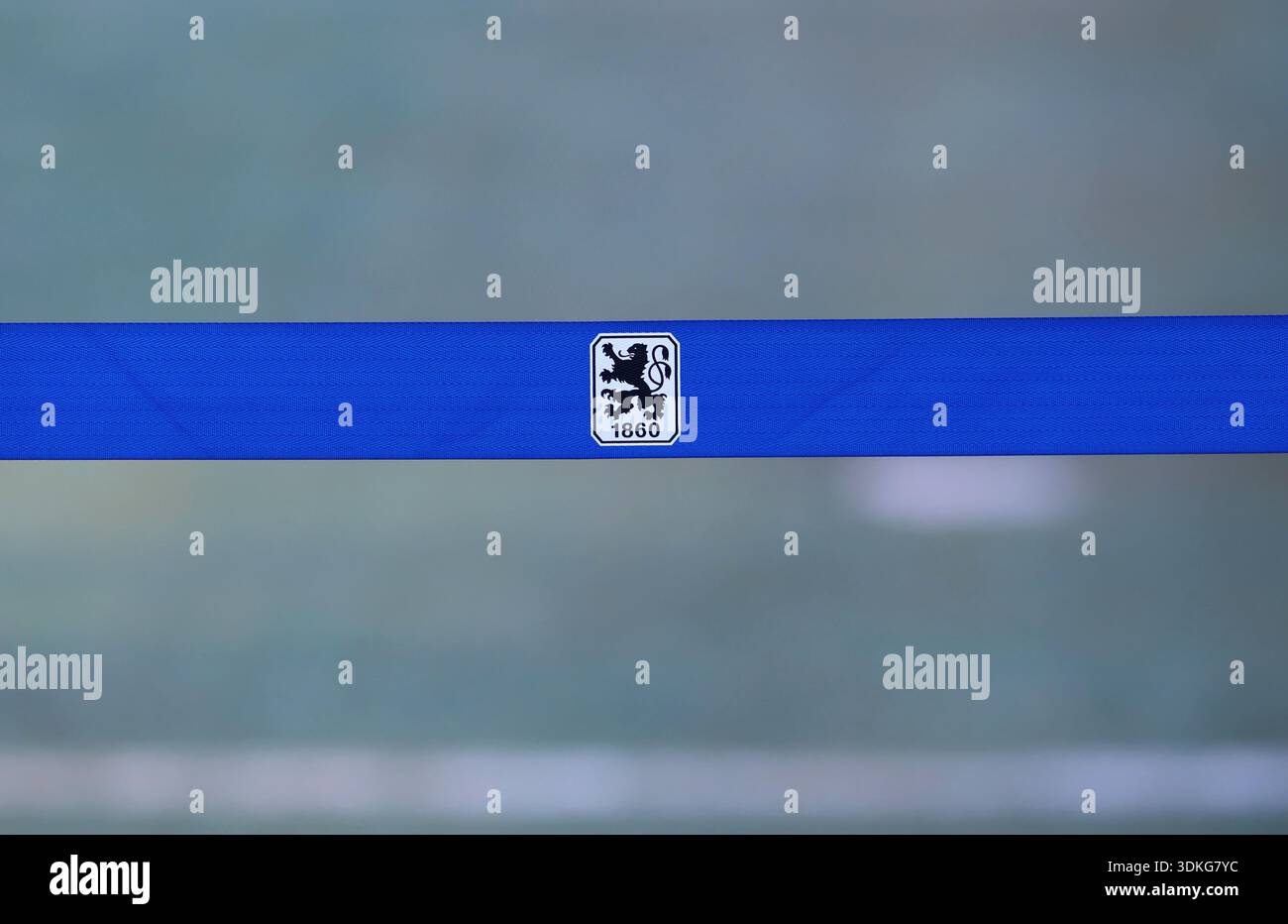 Hier das logo des tsv 1860 münchen auf einem absperrband hi-res stock ...