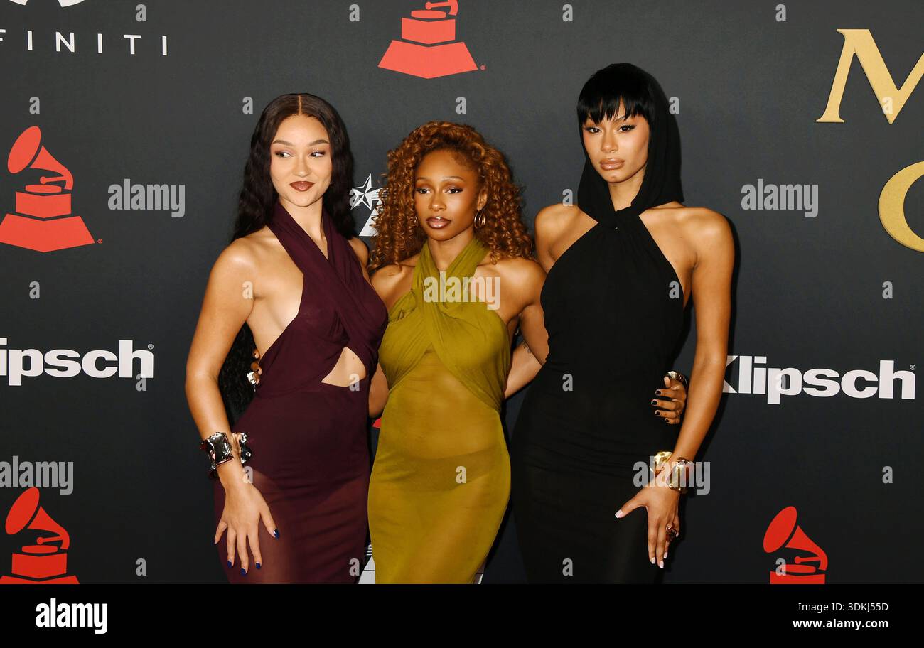 LOS ANGELES, CALIFORNIA - JANUARY 30: (L-R) Stella Quaresma, Renée ...