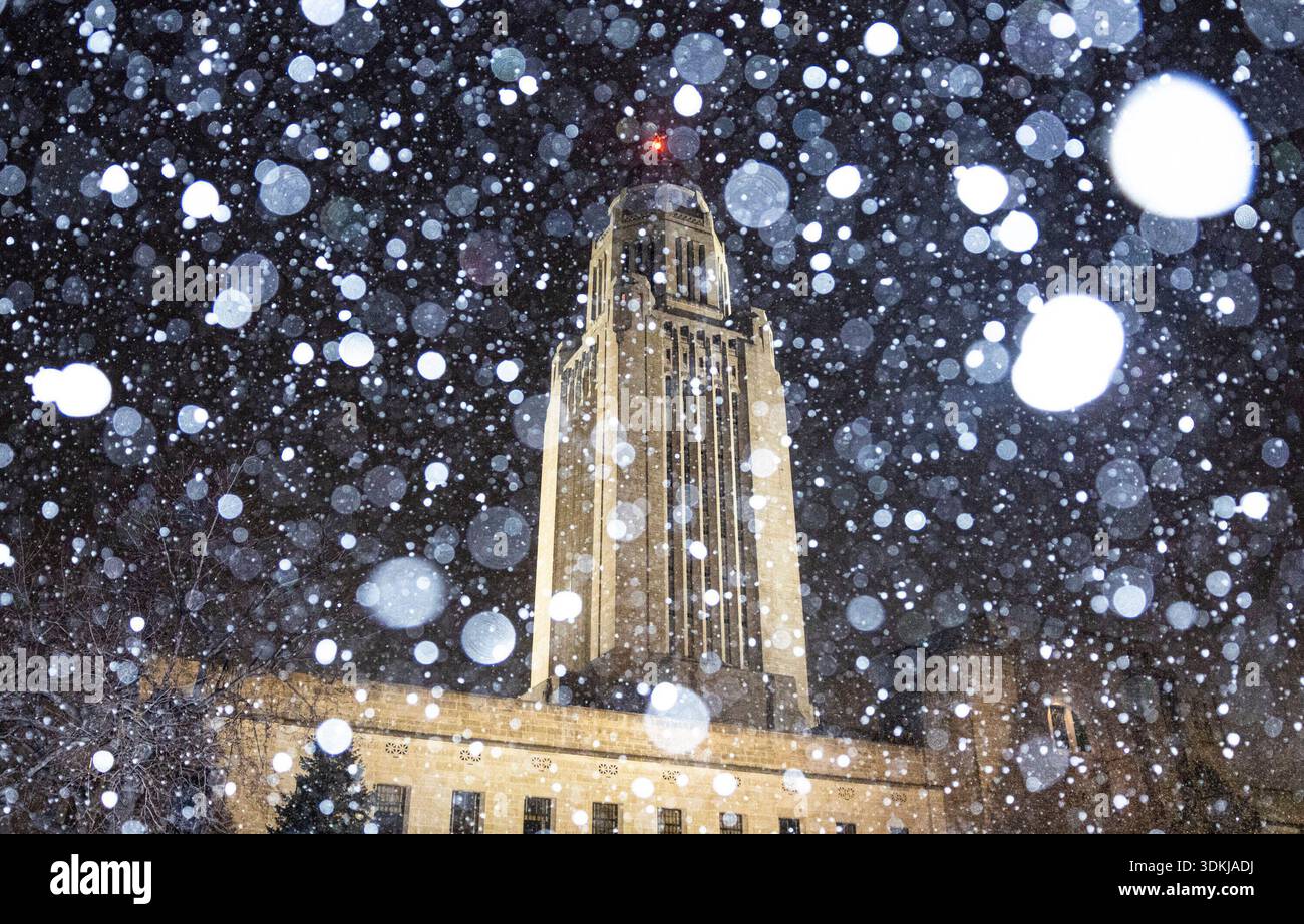 Snow falls over the Nebraska State Capitol in Lincoln, Neb., Saturday ...