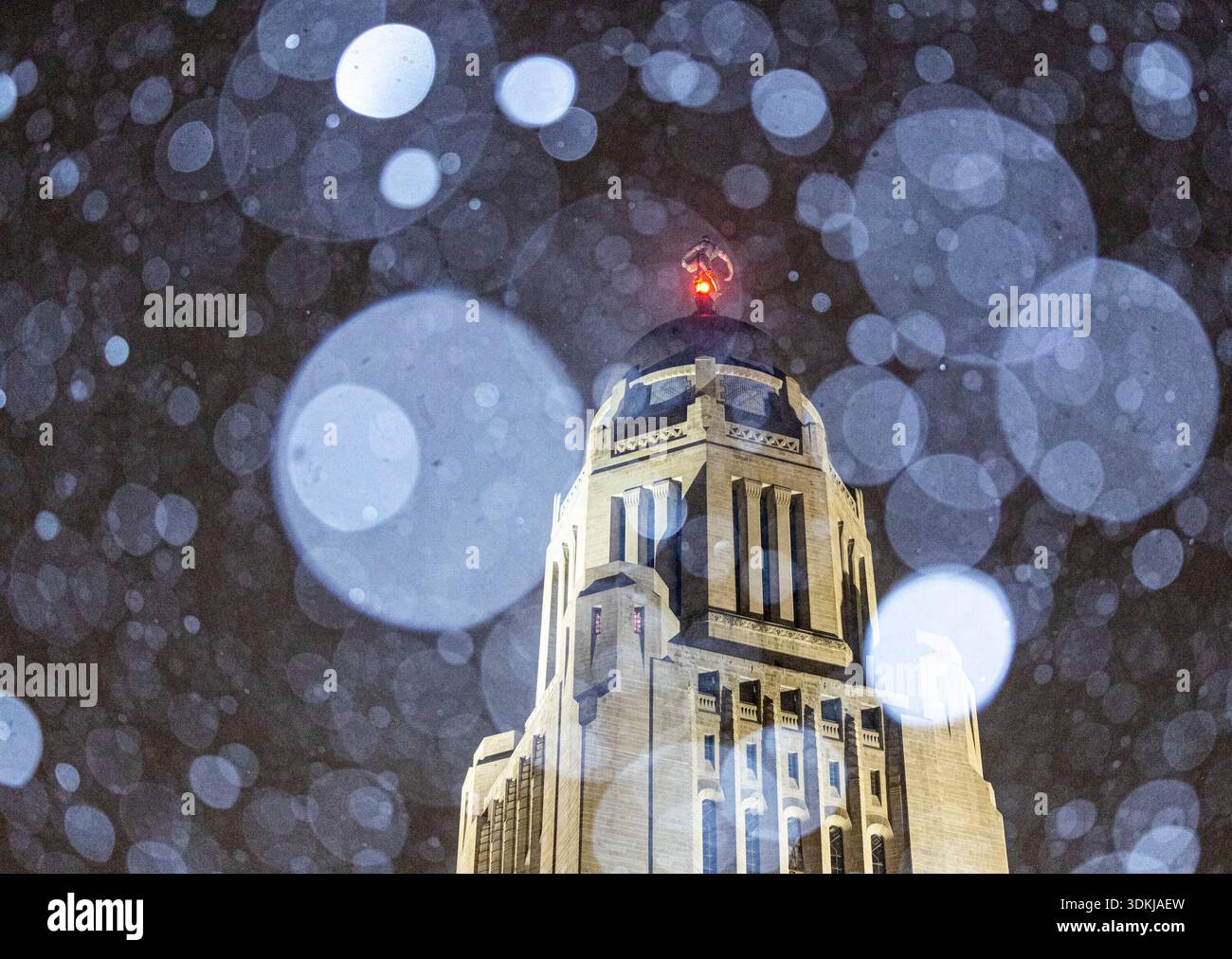 Snow falls over the Nebraska State Capitol in Lincoln, Neb., Saturday ...