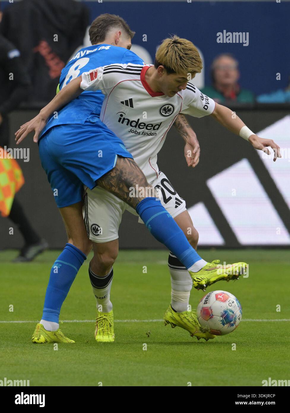 Ritsu. Doan gegen Robert Andrich. (Li) fotografiert beim Fußball 1 ...
