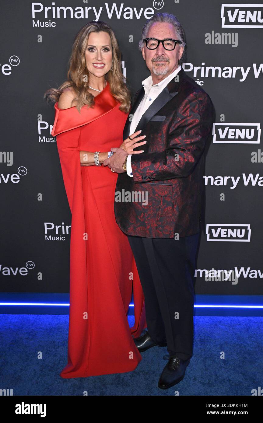 JW Roth mit Ehefrau Kilyn Roth bei der Primary Wave Music Pre-Grammy ...