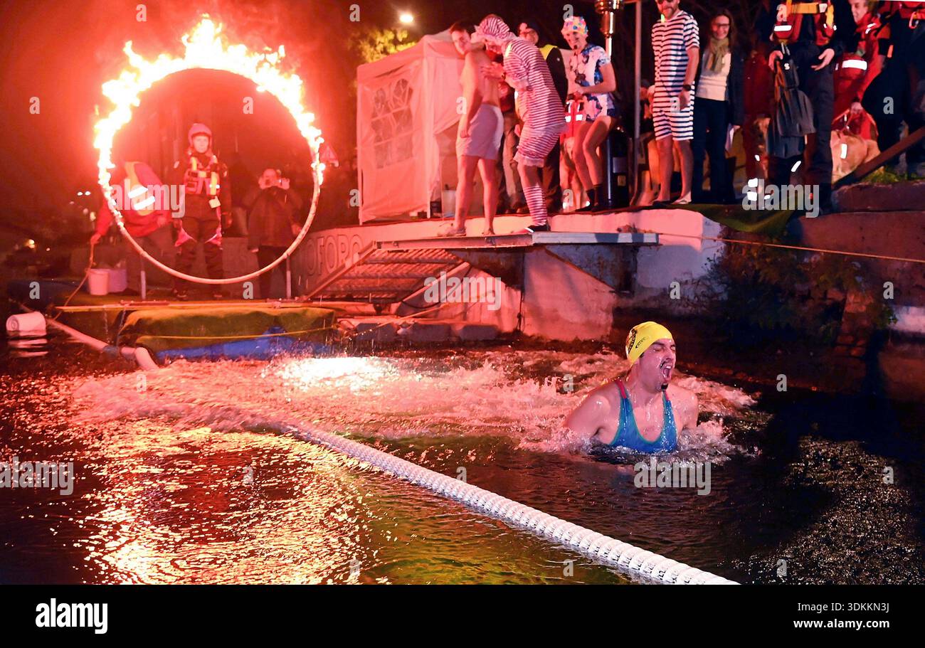 Milan, winter midnight race on the Naviglio Grande organized by ...