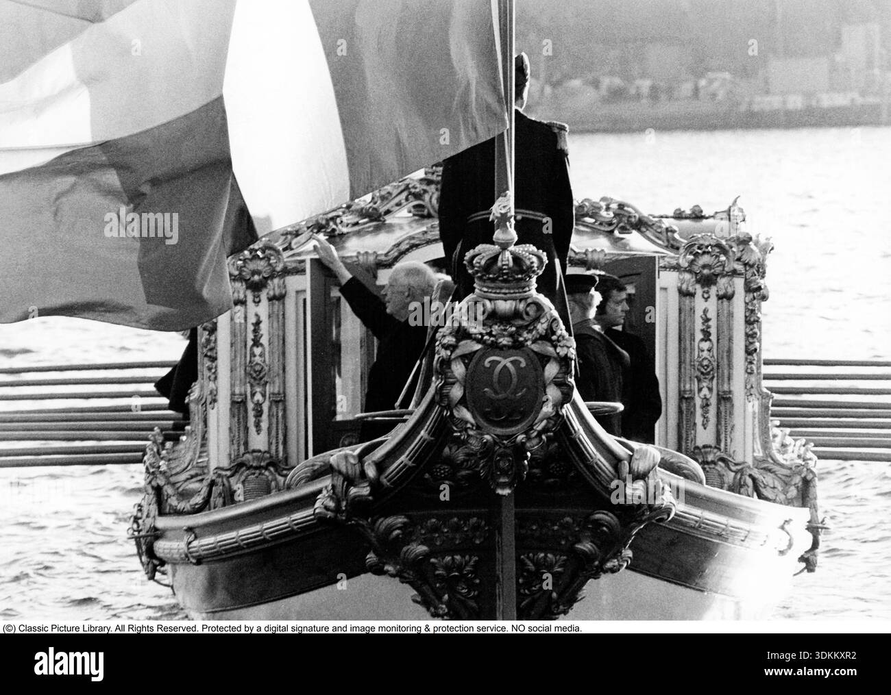 Gustaf den VI Adolf (1882-1973) fyller 90 år med kronprins Carl XVI ...