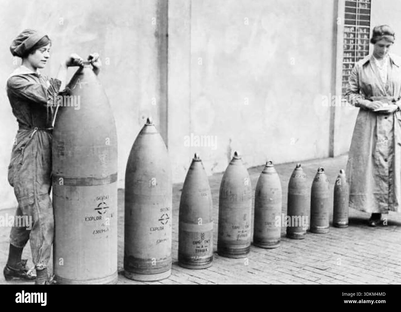MUNITION WORKERS at the National Shell Filling Factory at Chilwell ...