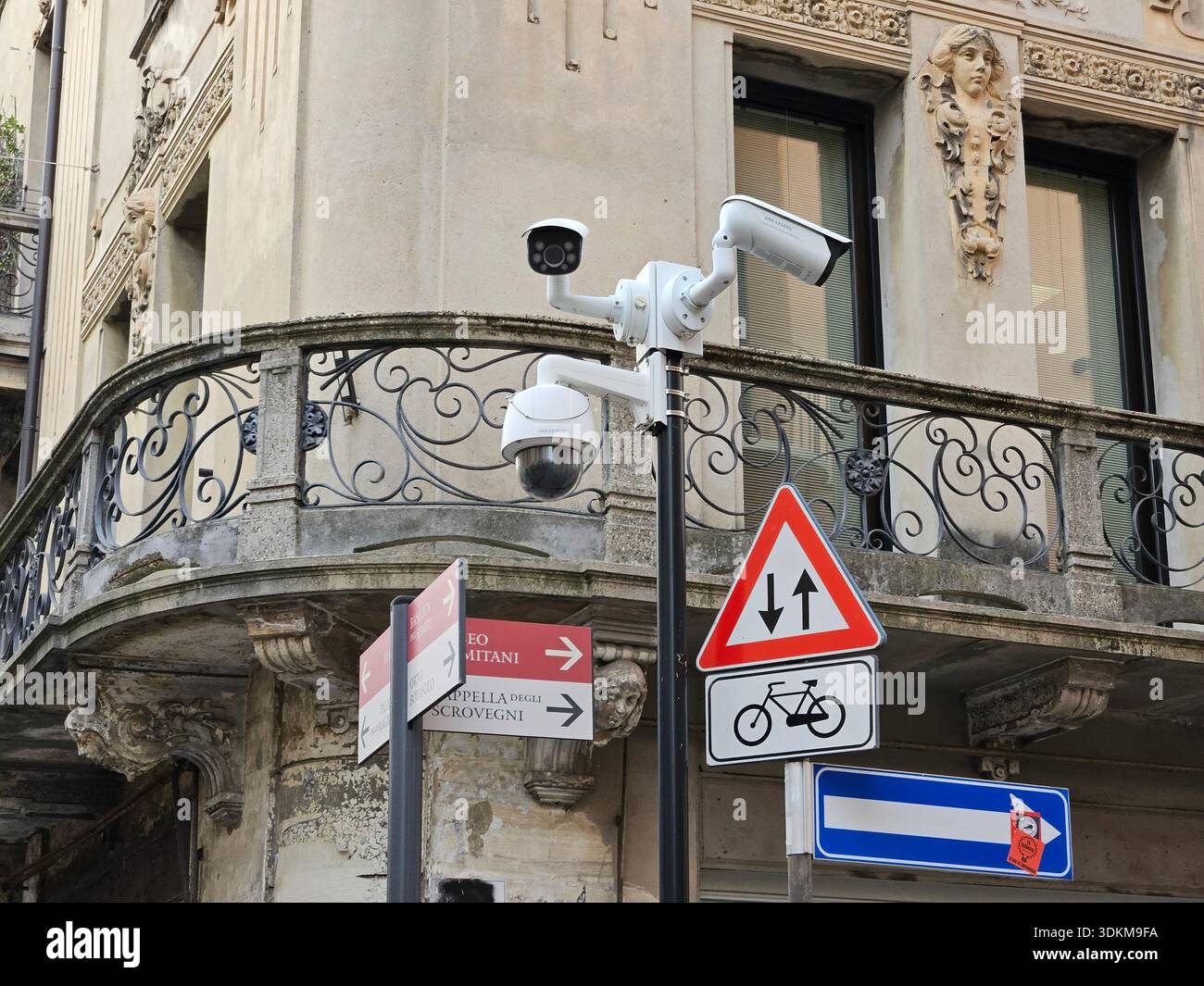 Security camera solutions italy hi-res stock photography and images - Alamy