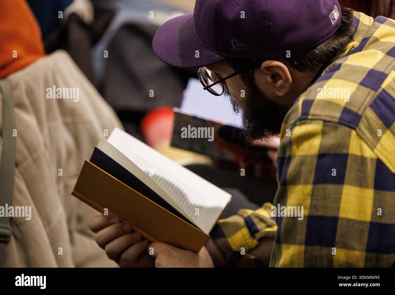 PRODUCTION - 29 January 2026, Hesse, Darmstadt: A man reads during an ...