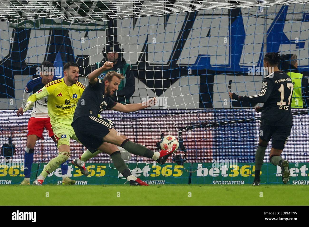 Harry Kane (Munich) and Daniel Heuer Fernandes (Hamburg) at the 1st ...