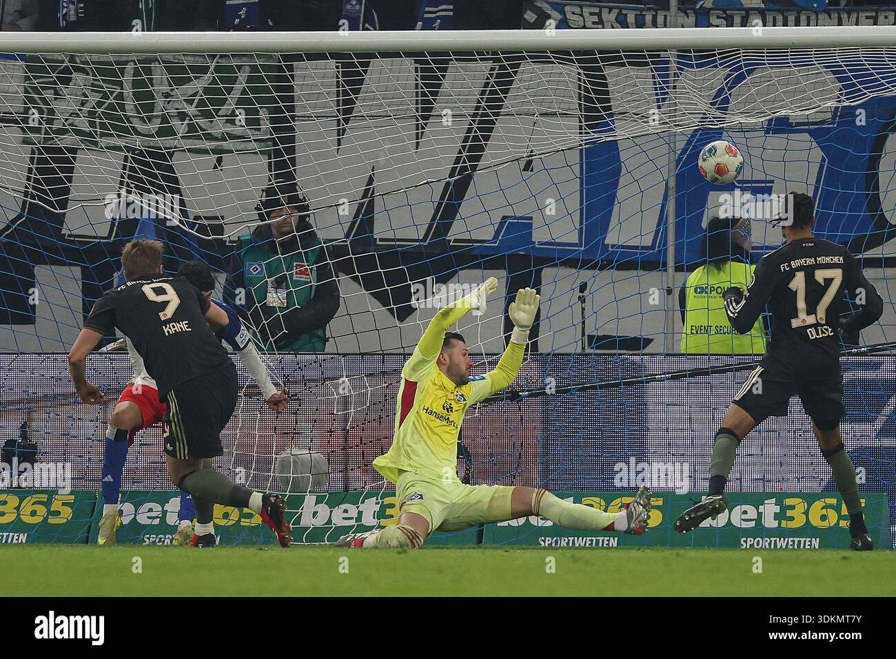 Harry Kane (Munich) and Daniel Heuer Fernandes (Hamburg) at the 1st ...