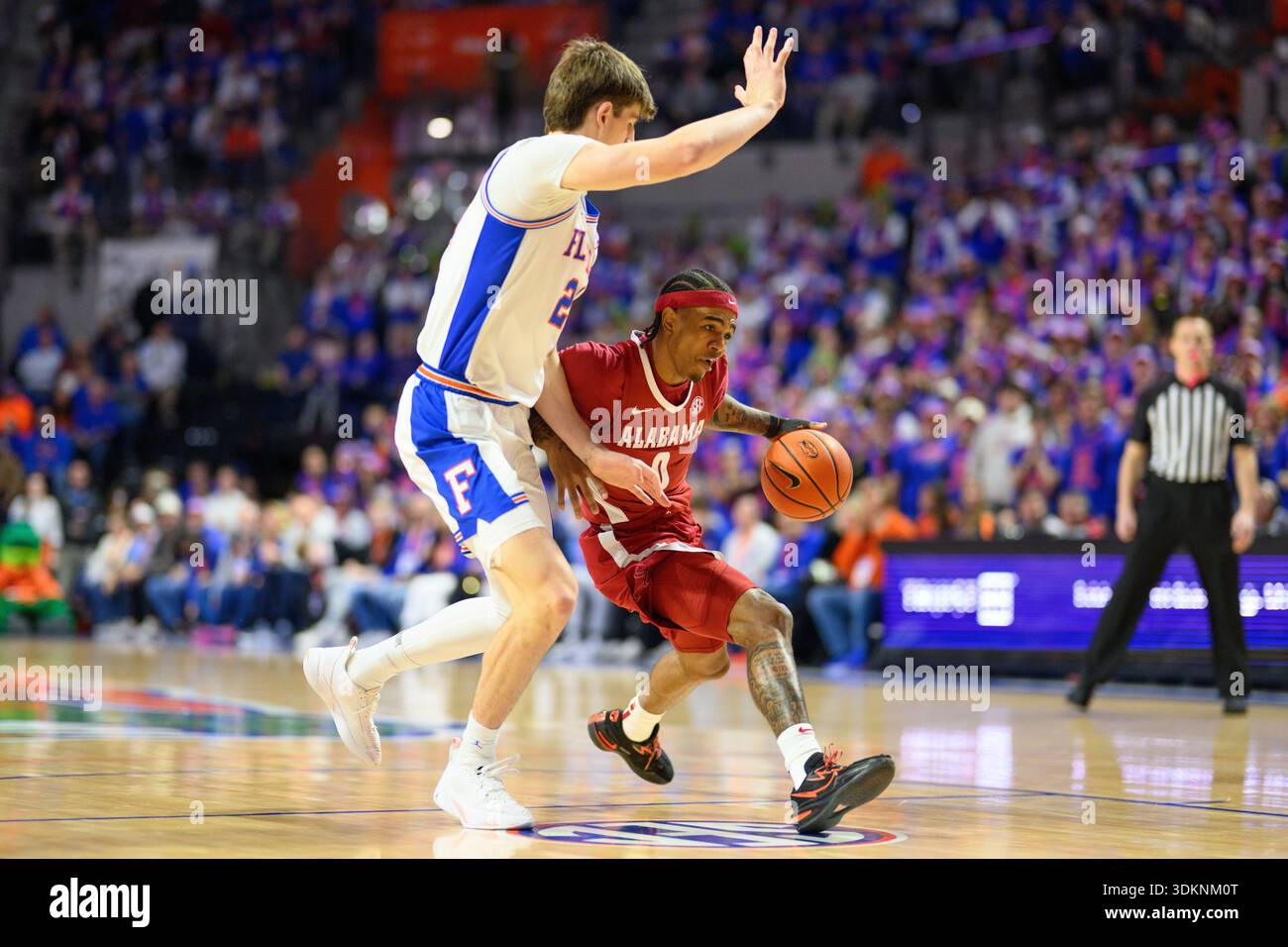 Florida forward Alex Condon (21) guards Alabama guard Labaron Philon Jr ...
