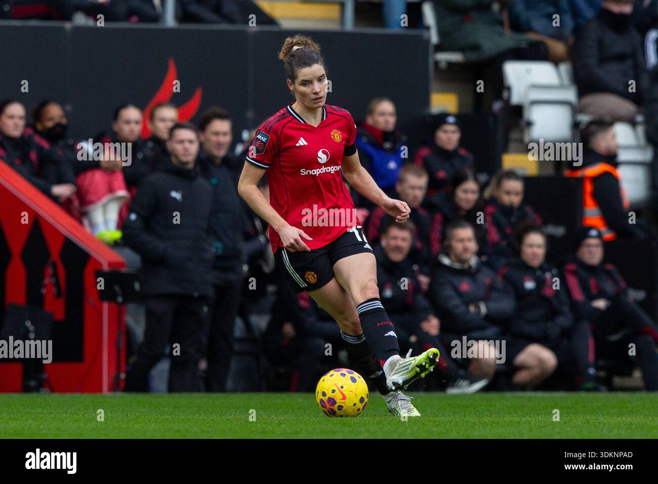 Dominique Janssen (17 Manchester United) passes the ball backwards ...
