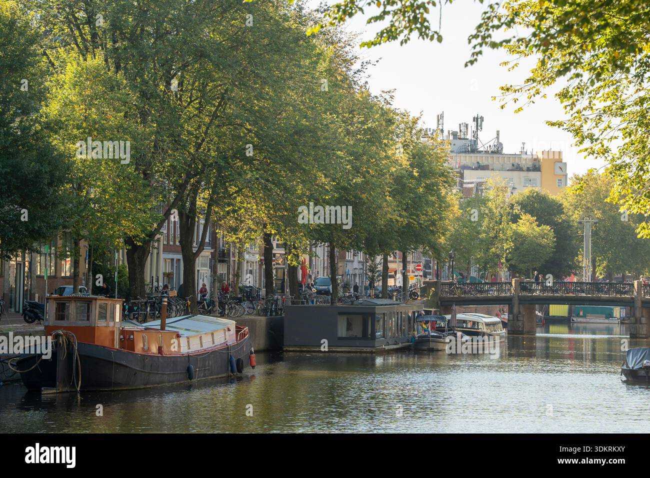 Houseboats in afternoon sunlight on the prinsengracht canal hi-res ...