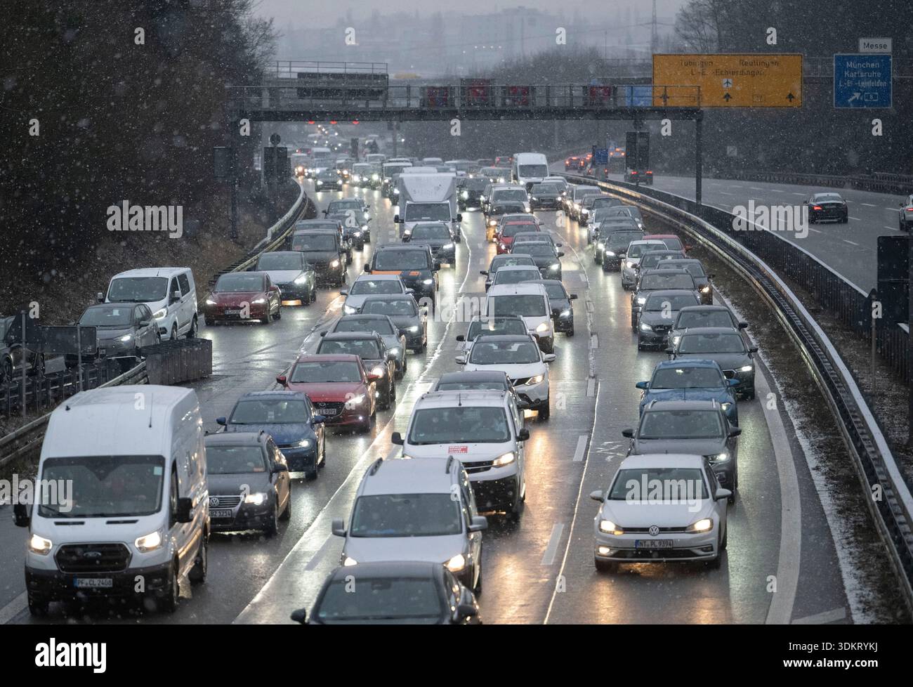 02 February 2026, Baden-Württemberg, Stuttgart: Cars are stuck in a ...