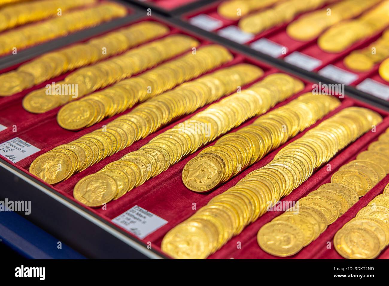 Gold. Deutschland, Berlin am 31. Januar 2026: Viele alte Goldmünzen ...