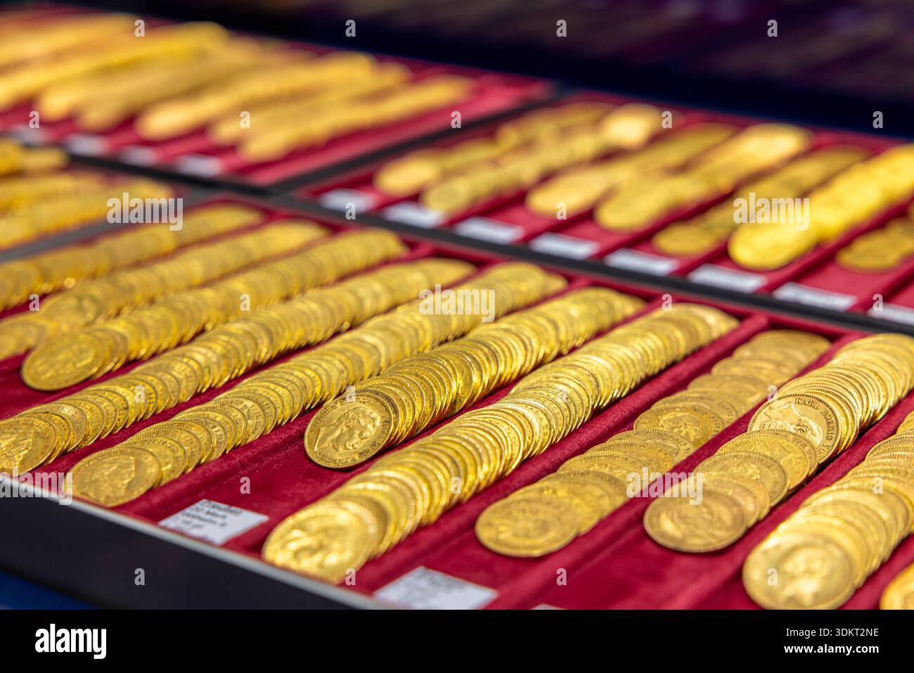 Gold. Deutschland, Berlin am 31. Januar 2026: Viele alte Goldmünzen ...